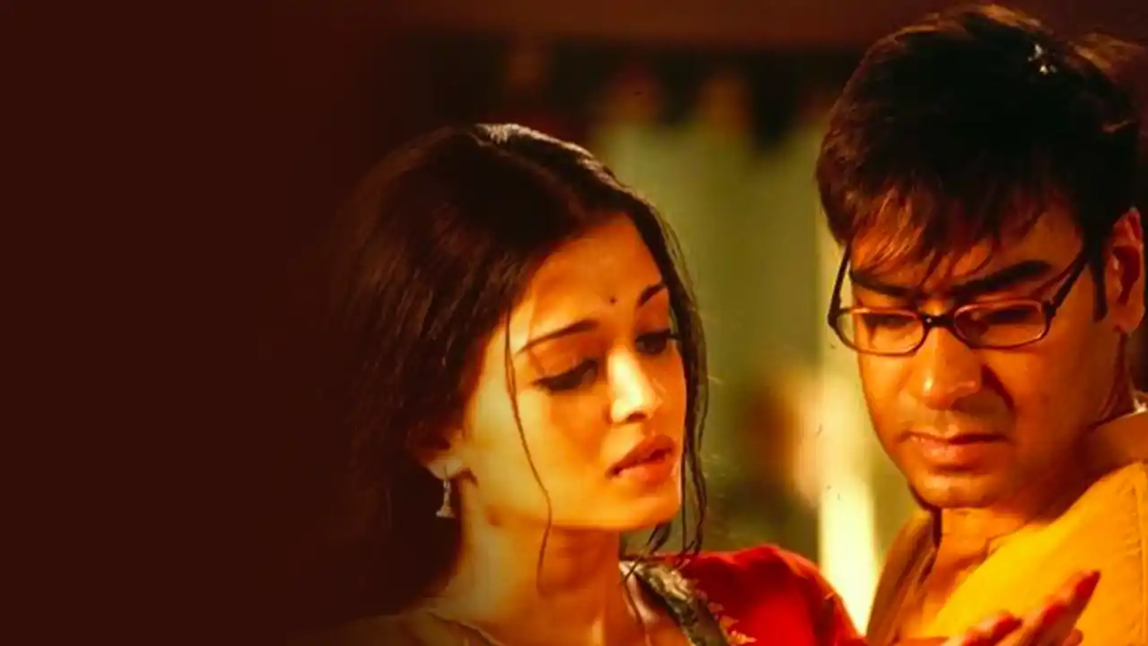 Watch Raincoat (Hindi)রেনকোট | Hindi Movie | hoichoi